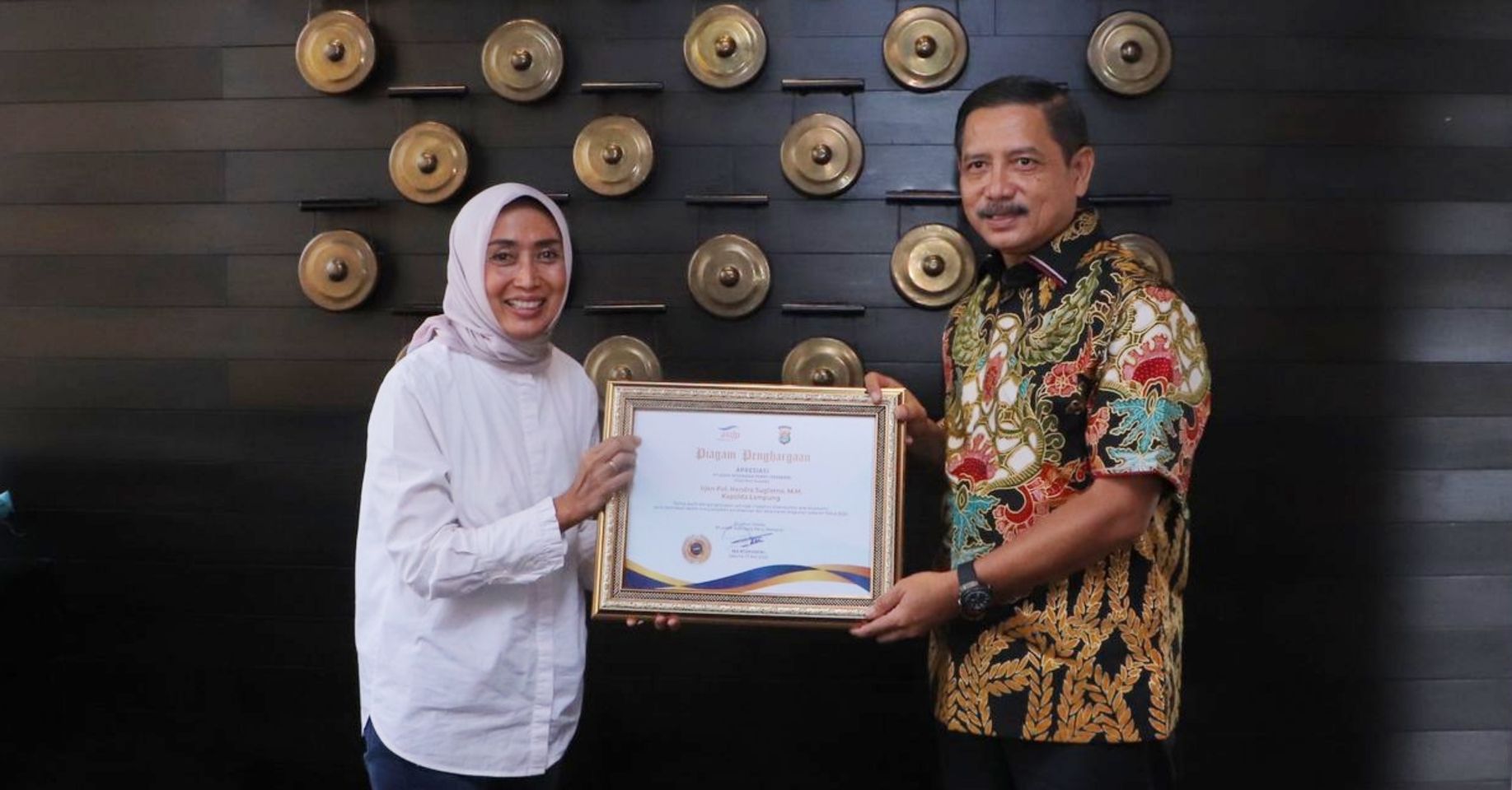 Kapolda Lampung Diganjar Penghargaan dari PT ASDP Indonesia Ferry ...