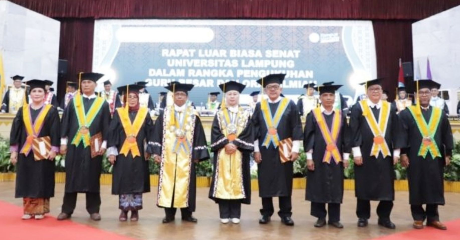 Rektor Unila Kukuhkan Tujuh Guru Besar Baru, 2023 Ditarget 120 Profesor - SMARTNEWS.ID