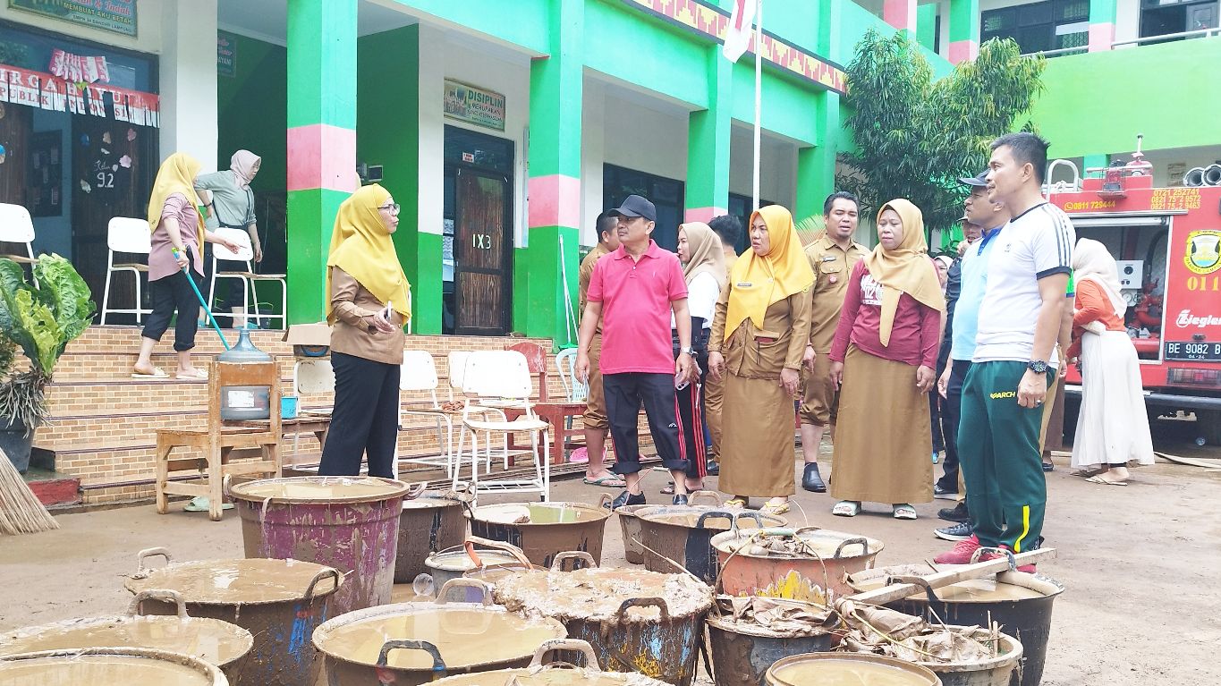 Warga Pendidikan Gotong Rotong Pulihkan Kotoran Pascabanjir di SMPN 34 ...