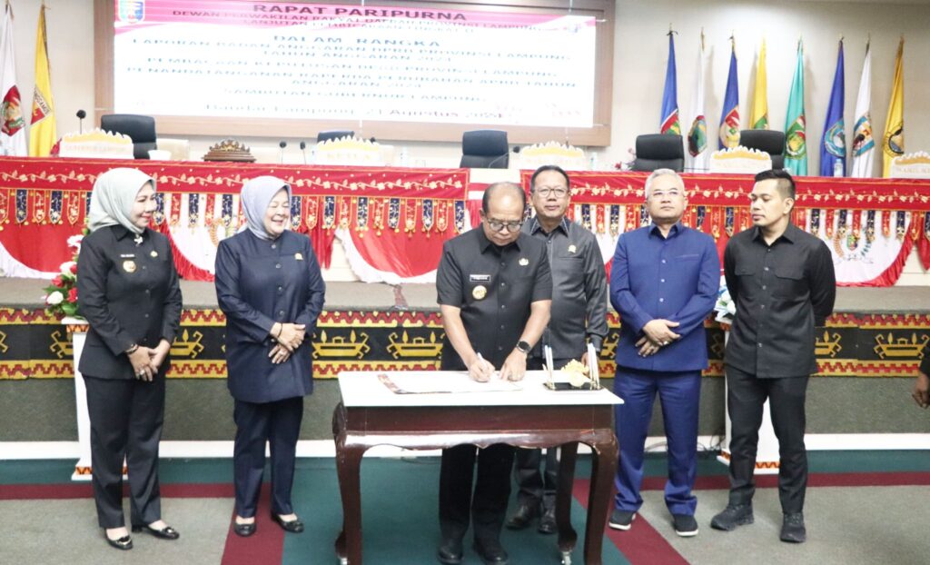 Pj Gubernur & Ketua DPRD Lampung Tandatangani Persetujuan Perda Perubahan APBD 2024 - SMARTNEWS.ID