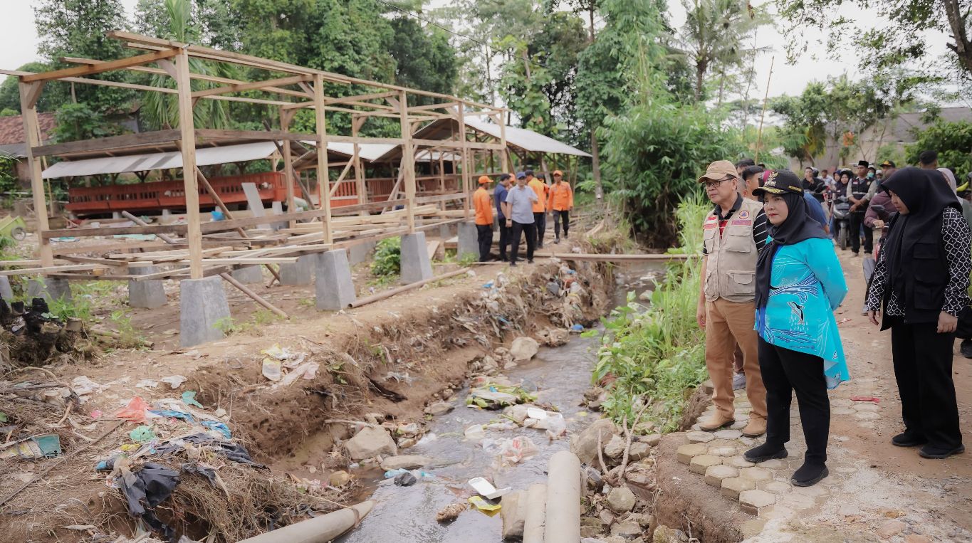 Tinjau Bekas Banjir, Wali Kota Eva Dwiana Temukan Panel Beton Menutup Saluran Air - SMARTNEWS.ID