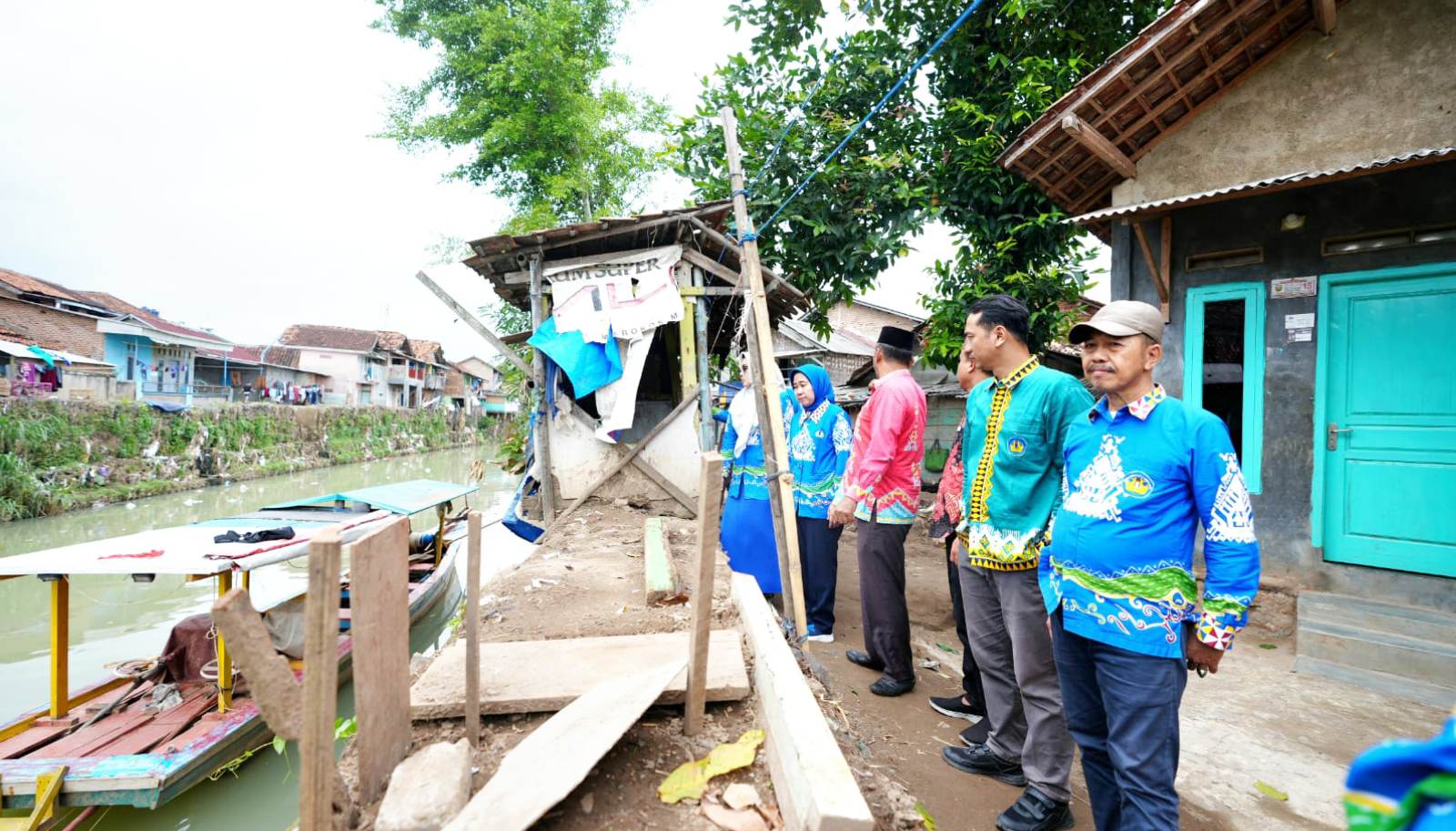 Rektor Unila Ikut Bagikan Bantuan Bagi Korban Terdampak Banjir di ...